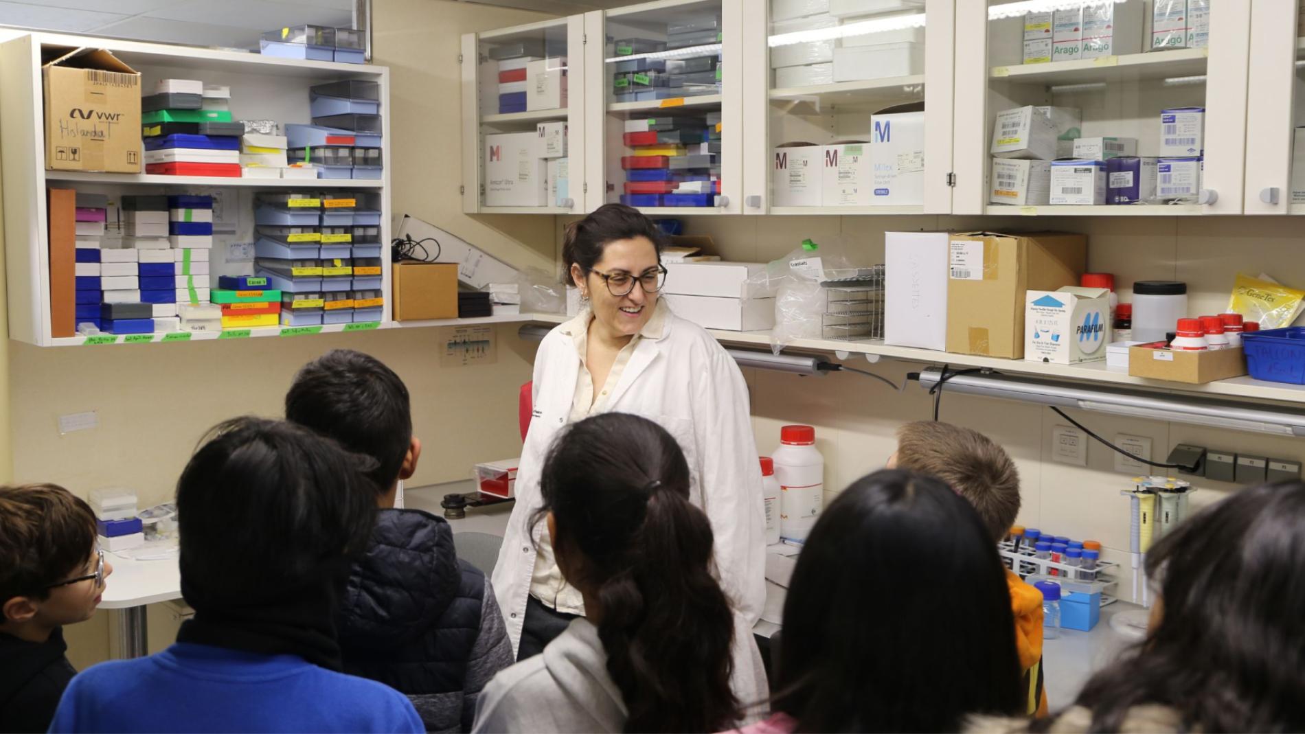 Escolares de Barcelona pintan su visión de la mujer en la ciencia en el ...